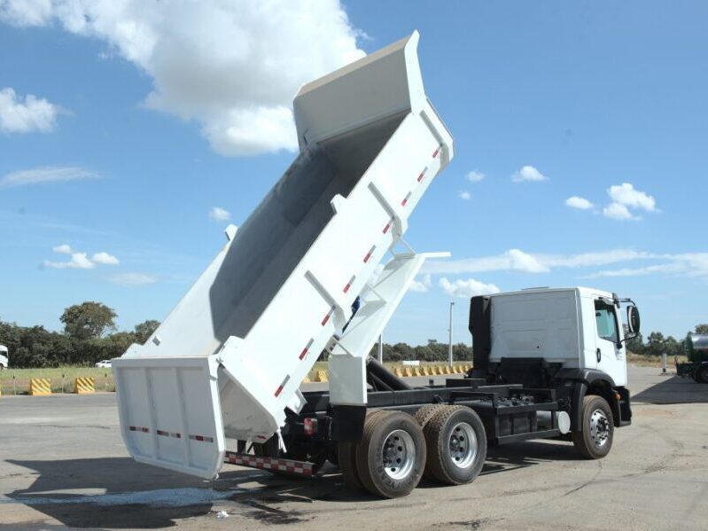 Caminhão com caçamba basculante - Rei Das Caçambas